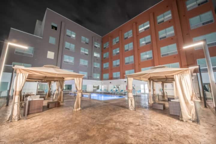 Cozy Houston Stay L Gym. Pool. Free Breakfast. - Houston, TX