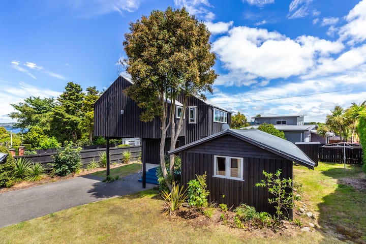 Henry Hill Cottage - The Quintessential Kiwi Bach - Taupō