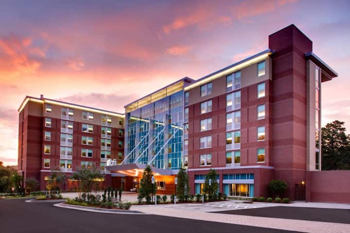 King Bed | Indoor Pool Access. Pet-friendly. Gym - Chapel Hill, NC
