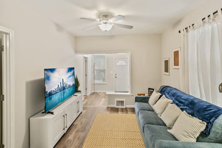 Beautiful Updated Home Near Great Lakes Naval Base - North Chicago, IL