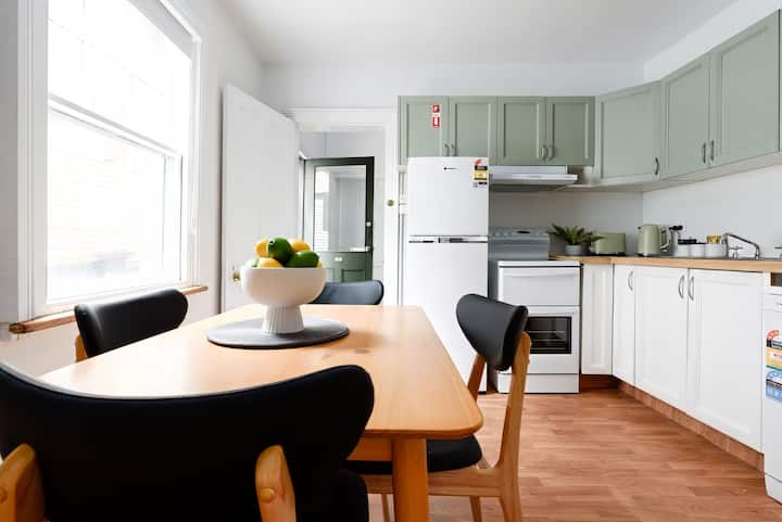 Charming Townhouse Steps Away From Shops - Launceston