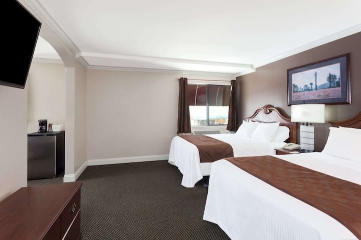 Dt Room Perfect For Groups, Free Parking! - Los Angeles, CA