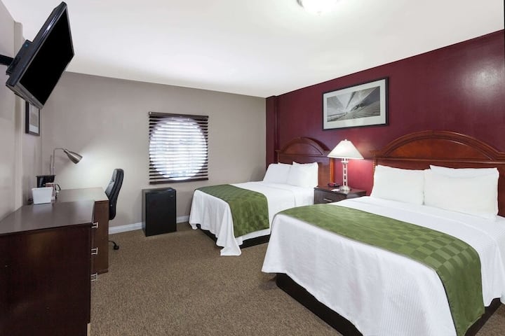 2 Affordable Rooms In The Heart Of La + Breakfast - Los Angeles, CA