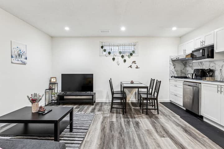 Charming Basement Suite With Parking & Laundry - Calgary