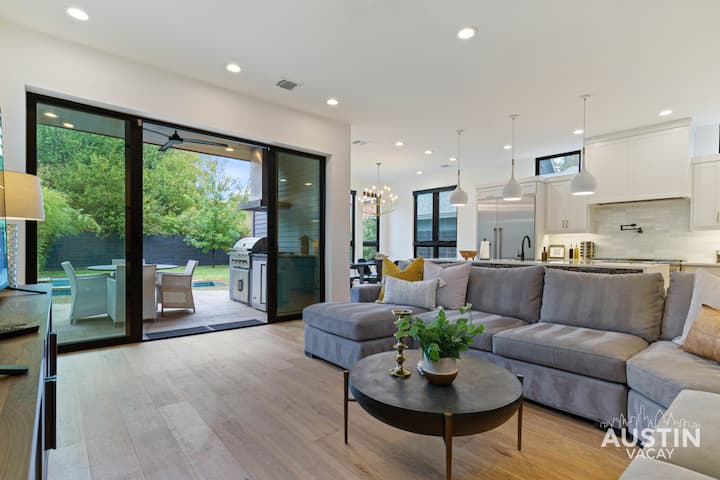 Pool, Hot Tub & Patio W/modern Updates In E Austin - Austin, TX