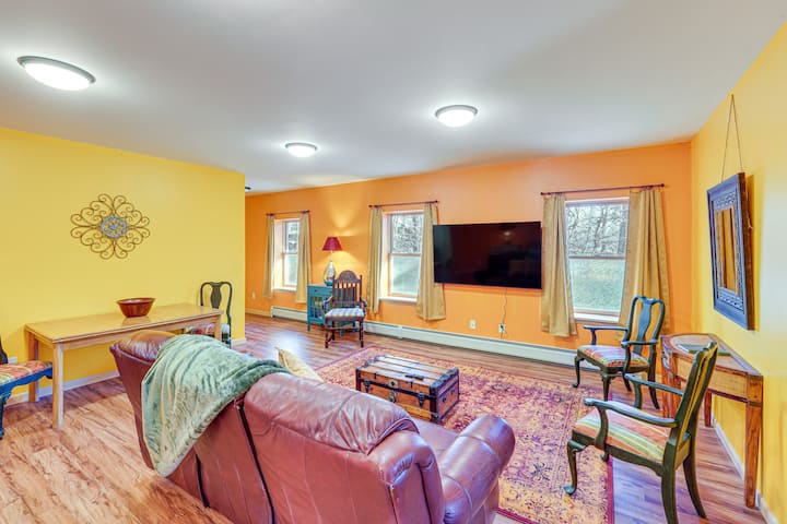 Near Historic Sites: Colorful Hyde Park Apartment! - Hyde Park, NY