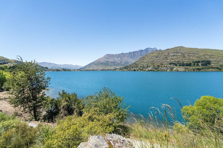 Lakefront Luxury Retreat, Modern Apartment - Queenstown