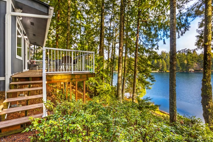 Lakefront Retreat With View, Deck & Private Dock - Shelton, WA