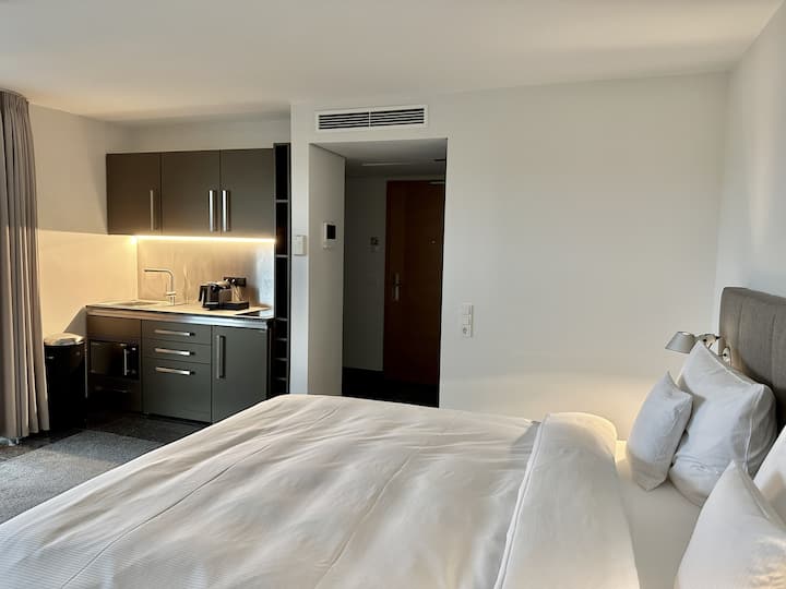 King Double Deluxe Apartment + Balcony - Düsseldorf