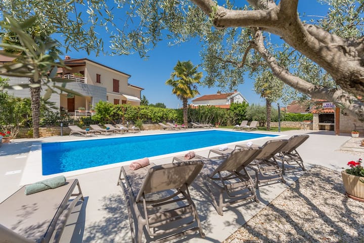 Appartement Près De La Plage Avec Piscine De 60m2, - Poreč