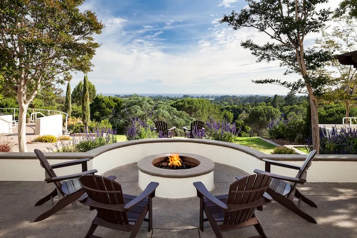 Majestic Redwood Stay With Serene Views - 