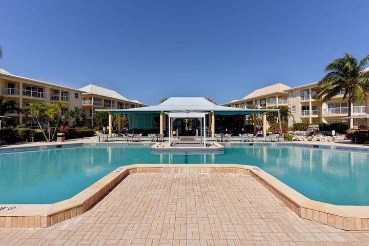 Sun, Sand, And Surf! 4 Roomy Units, Onsite Pool - West Bay