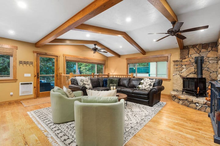 Timber Luxe: Stylish & Cozy - Shaver Lake, CA