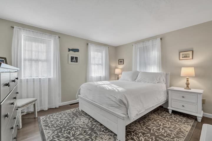 Family-friendly Home Near Beach With Fenced Yard , - Old Silver Beach, MA