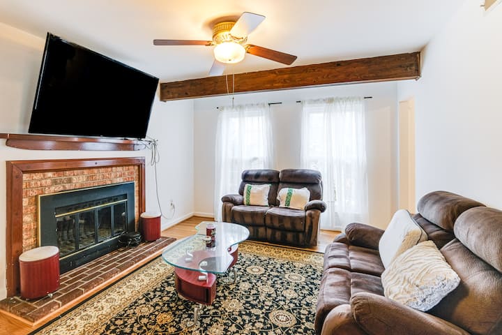 5 Mi To Potomac Mills: Cozy Family Home W/ Deck! - Woodbridge, VA