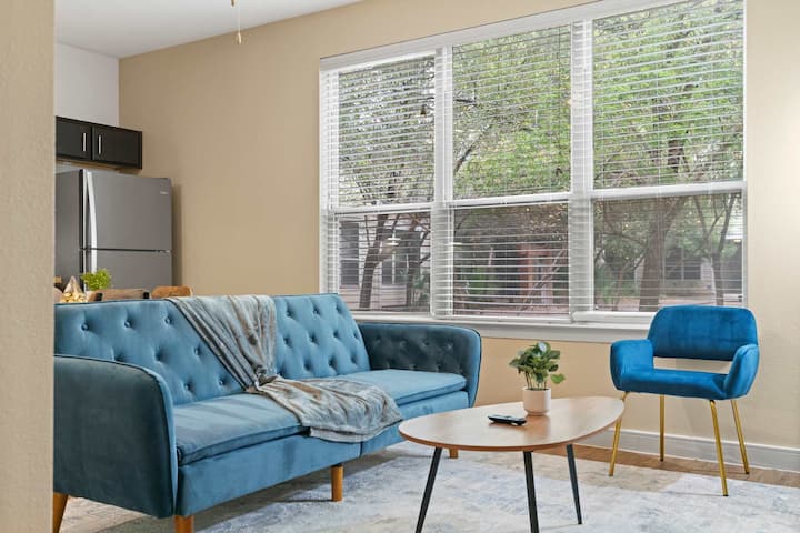 Soco Cozy Lavish Loft | Pool + Gym + Racquetball + - Austin, TX
