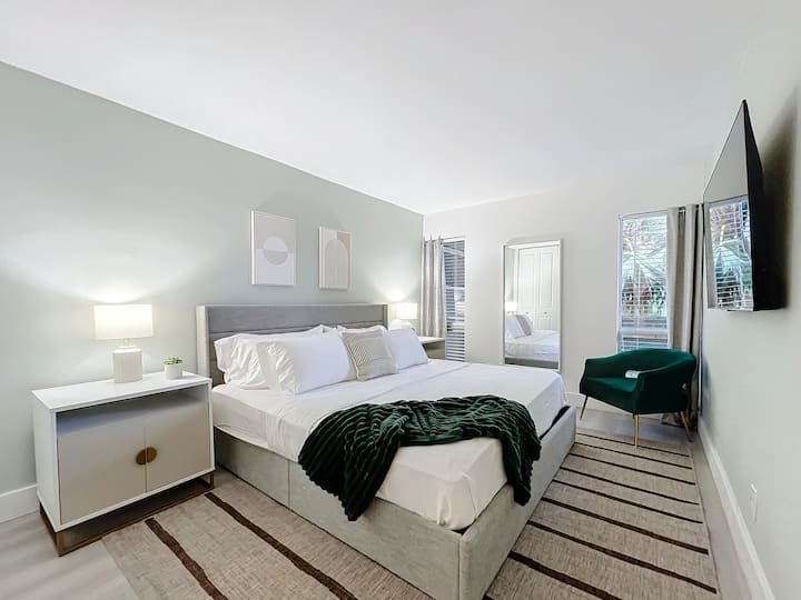 Sleek 1br: Pool Access & Modern Touches - Fort Lauderdale, FL