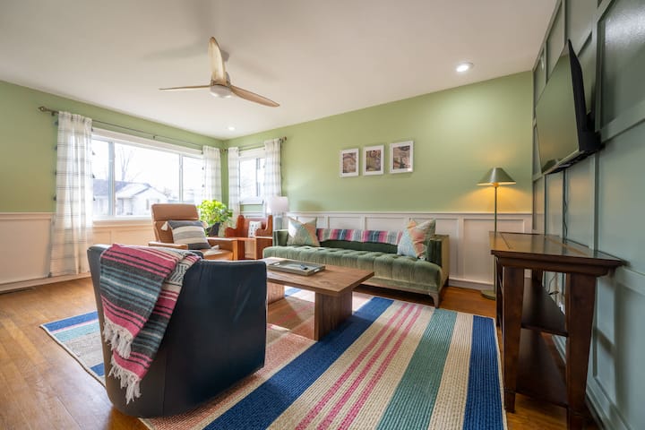 Charming Cottage - Game Room - Yard - Nora - Indianapolis