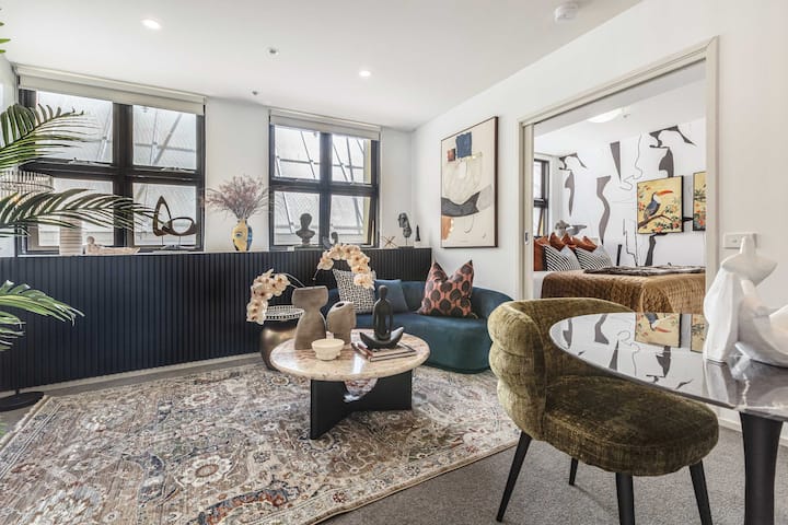 On Swanston St • Trams • Shopping • Near Ao Tennis - Saint Kilda