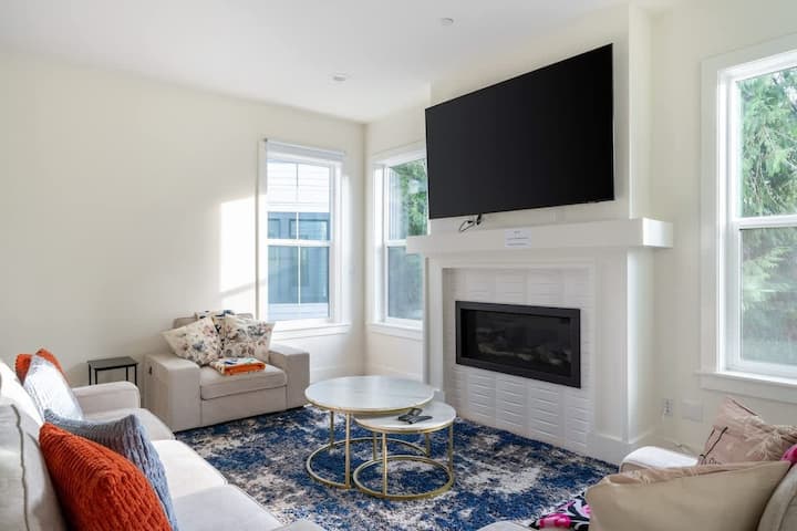 Elegant 3-story House With Private Backyard In Wa - Bothell, WA