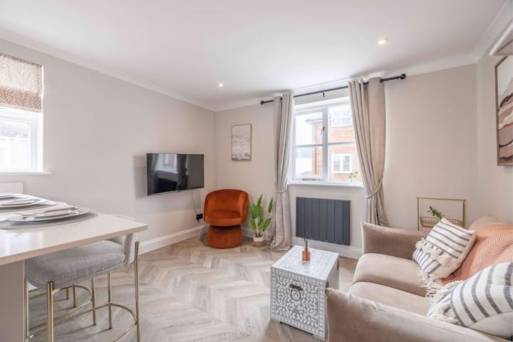 Stylish 2-bed With Parking, 5 Min Walk To Windsor - Slough