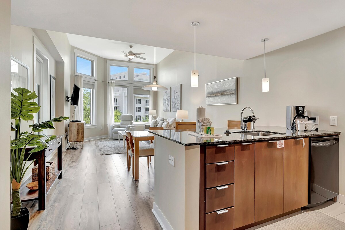 Top floor Condo: Pool and Foliage Views! King with - Condominiums for ...