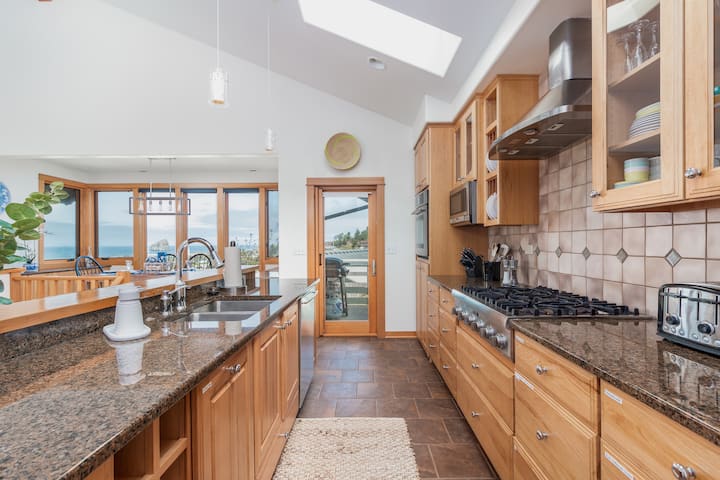 Capeside Lookout | Huge Views, Pool Access, Dog Ok - Pacific City, OR