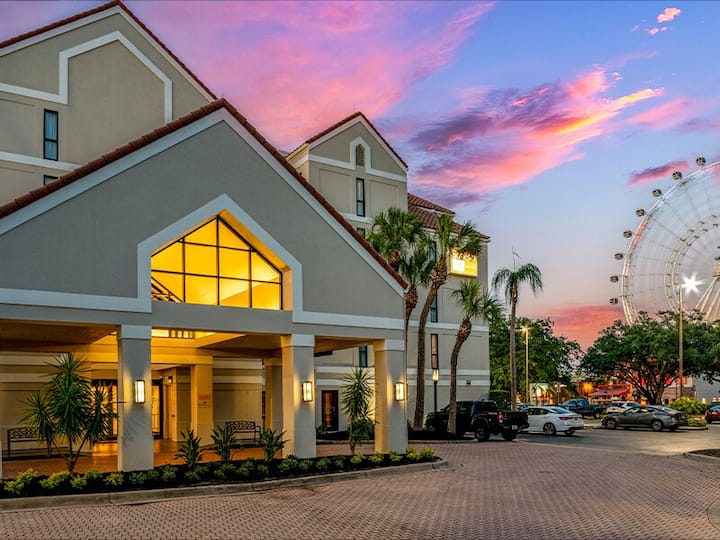 Memorable Vacation, Outdoor Pool, Pet-friendly! - Orlando, FL