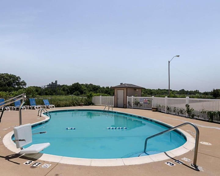 Couple Room Close To Downtown + Pool Access - Van Buren, AR