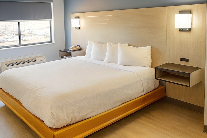 Welcoming Space, Pool + Breakfast Included - Fort Smith, AR