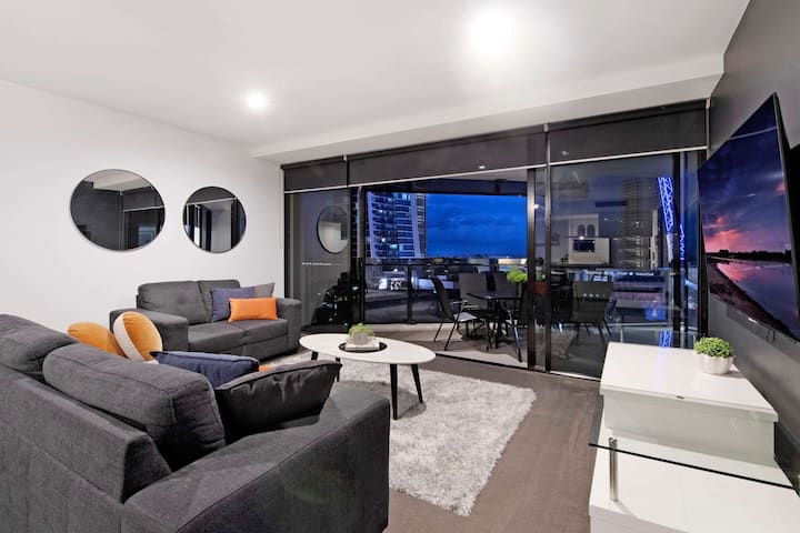 Circle On Cavill - 3 Bedroom Low Floor - Sleeps 8 - Surfers Paradise