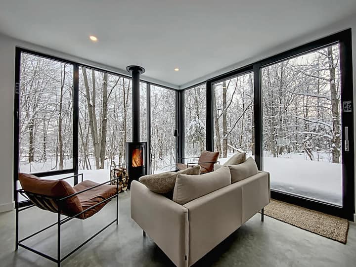 Chalet La Boîte Noire – Un Chalet éPuré En Nature - Mont Sutton, QC