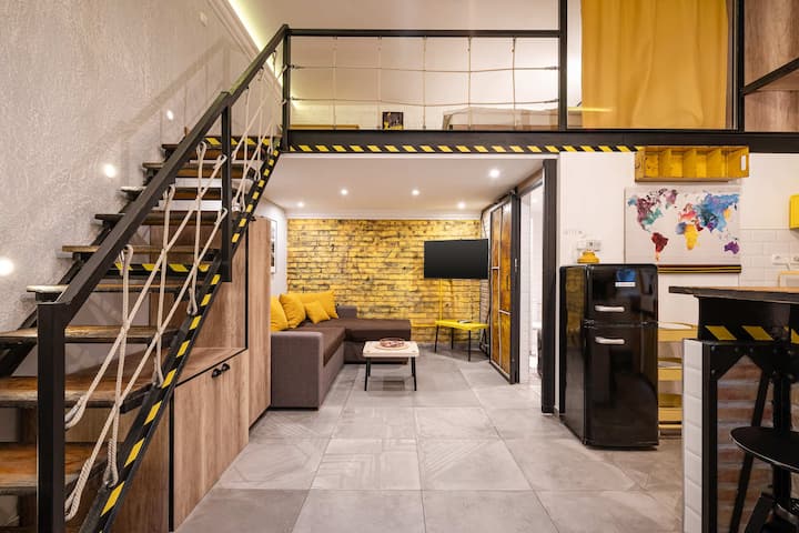 Yellow Compass Studio W40 - Budapest
