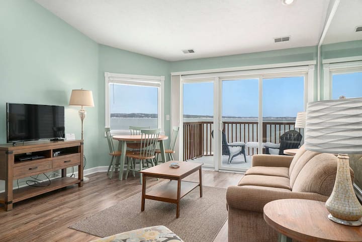 Beachside 325 Waterfront Condo - East Bay Township