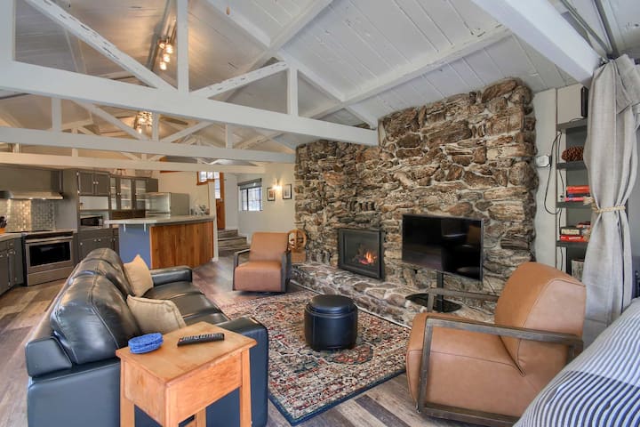Waterfall House - Riverfront - Bbq - Sleeps 4 - Oakhurst, CA