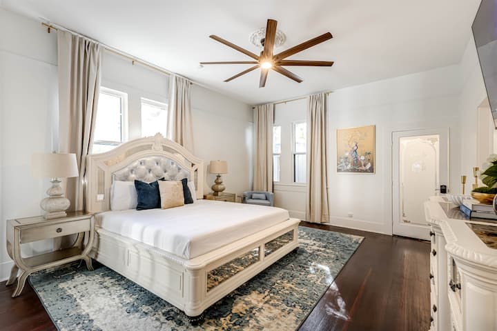 Grand Historic Escape | 5-bedroom Retreat With Poo - Alamo Heights, TX