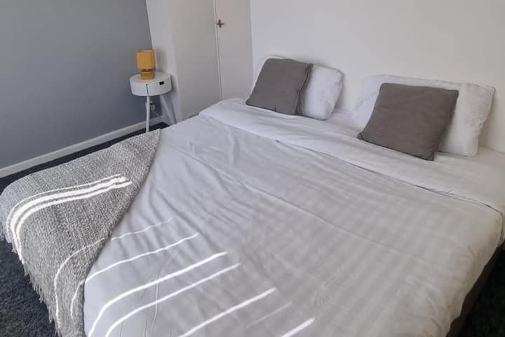 Doncaster-house-sleeps8-parking-garden - 頓卡斯特