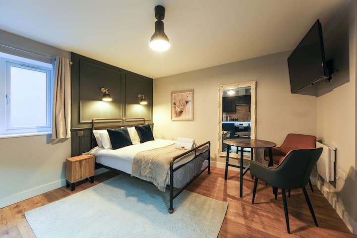 The Willow - Studio 28 - Filton