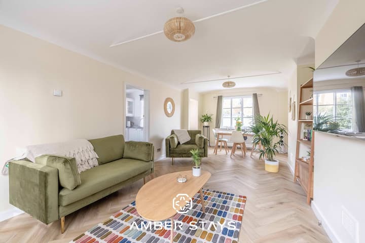 Stylish 3 Bed Home, Windsor Castle | Free Parking - Slough