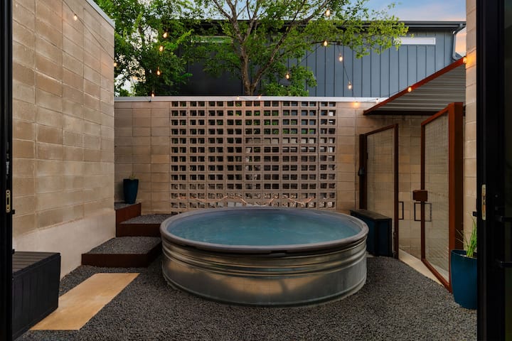 Casa Luna Modern Retreat With Private Cowboy Pool - Austin, TX