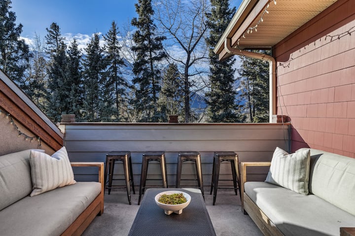 Sunlit Penthouse W Hot Tub / Pool & Large Deck - Canada