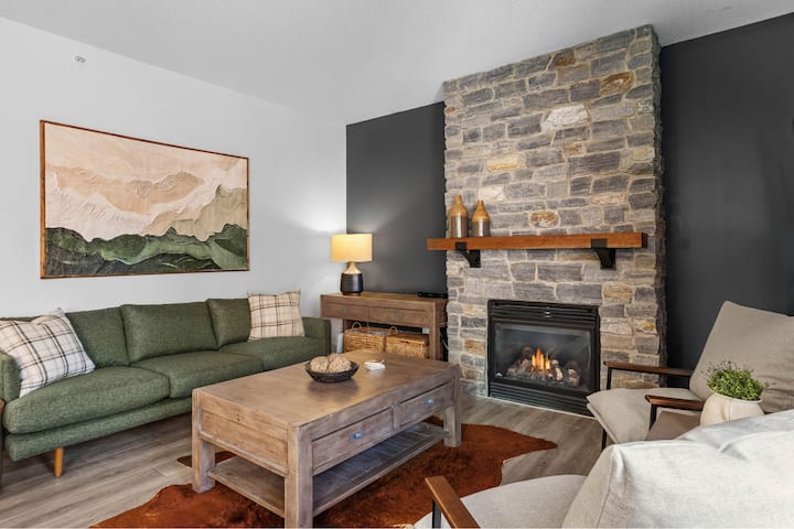 Sunlit Penthouse W Hot Tub / Pool & Large Deck - Canada