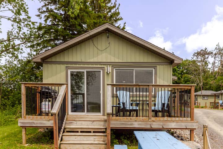 Westlake Wellington Lodge; 1 Sandbanks Beach Pass! - Sand Banks, ON