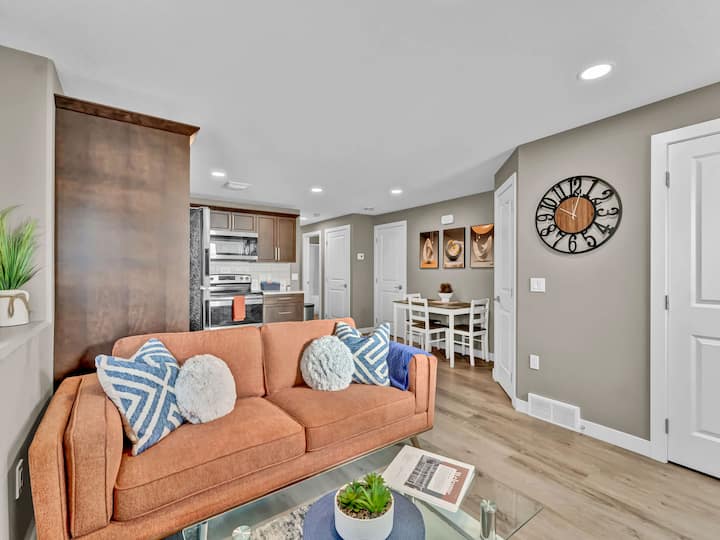 King Bed, Walking Paths, Coulee & River Views - Medicine Hat