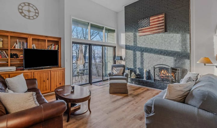 Renovated! Ski Hill, Cozy Fireplace | Kingswood 1d - Quechee, VT