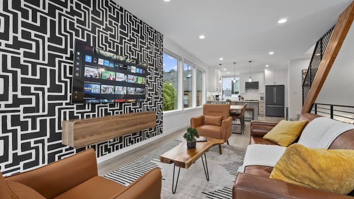 Arcade Fun! | Free Parking | Covered Rooftop - Shoreline