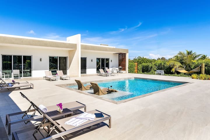 Long Bay Pool Escape Minutes From Grace Bay - Turks and Caicos Islands