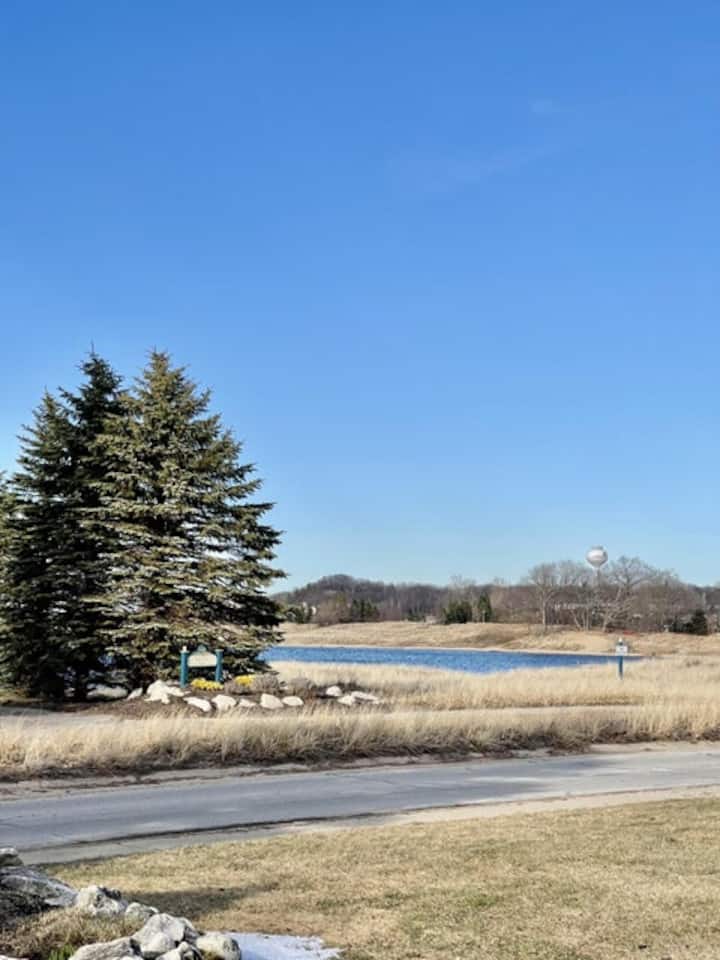 Main Floor, Easy Access Water View Condo - Orchard Beach State Park, MI