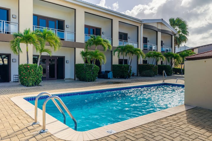 Beach Getaway: 2br Condo W/ Pools & More - アルバ