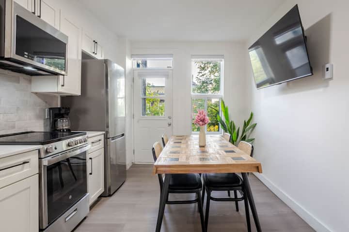 Luxurious 4br With Sunny Deck Balcony - Montreal